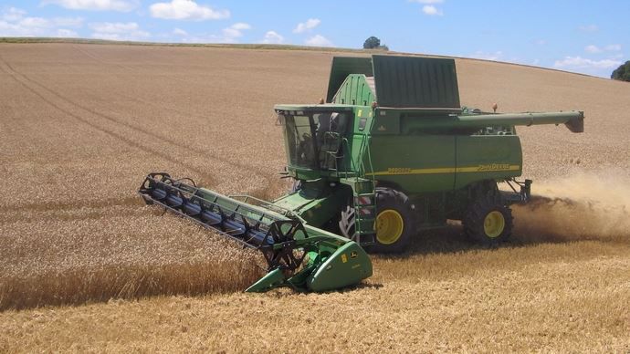 Combien d'agriculteurs sont propriétaires de leur moissonneuse-batteuse