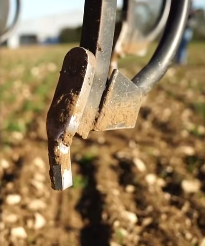 Le semis direct avec un outil entièrement fait maison