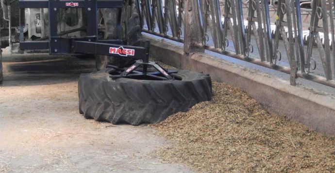 Repousse-fourrage et pince dérouleuse