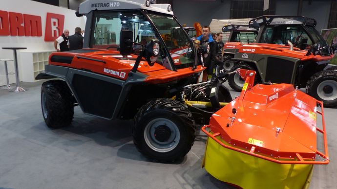 Reform : les tracteurs Metrac H60 et H70 voyagent sur une remorque routière