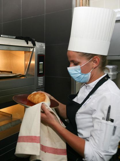 Brandon Dehan, le chef pâtissier ultra créatif, aux côtés de Glenn Viel ...