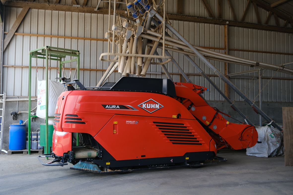 Le robot Kuhn Aura 100 % autonome du silo à l'auge