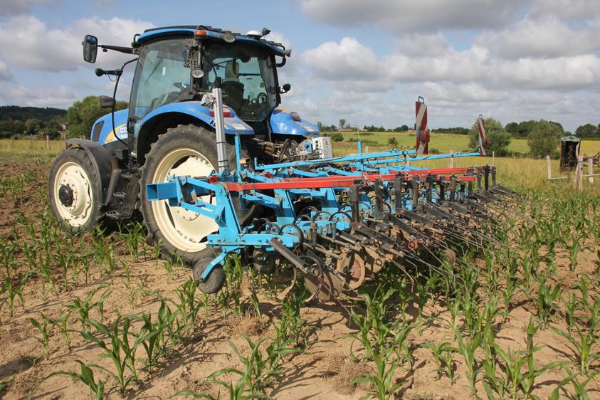 Un quatrième point hydraulique guide désormais la bineuse