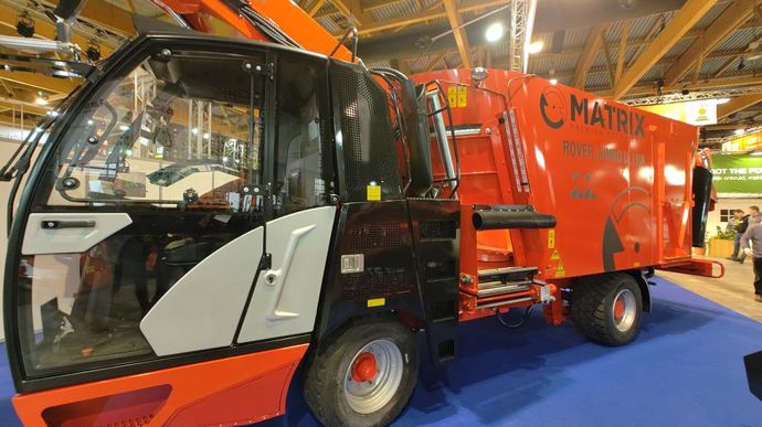 Un bol mélangeur automoteur avec pailleuse intégrée, signé Matrix