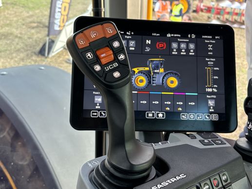 JCB Fastrac 6000, deux nouveaux tracteurs entre les séries 4000 et 8000