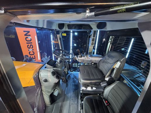 JCB Fastrac 6000, deux nouveaux tracteurs entre les séries 4000 et 8000