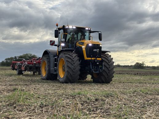 JCB Fastrac 6000, deux nouveaux tracteurs entre les séries 4000 et 8000