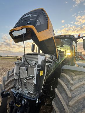 JCB Fastrac 6000, deux nouveaux tracteurs entre les séries 4000 et 8000