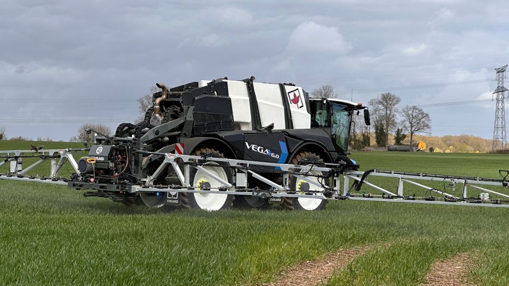 Evrard avance la cabine sur son pulvérisateur automoteur