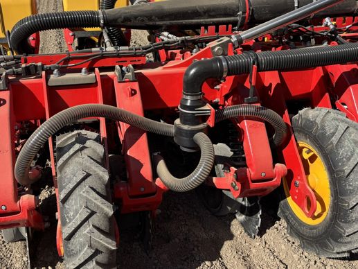 Trémie frontale Väderstad FH 2200 : les tuyaux passent sous le tracteur